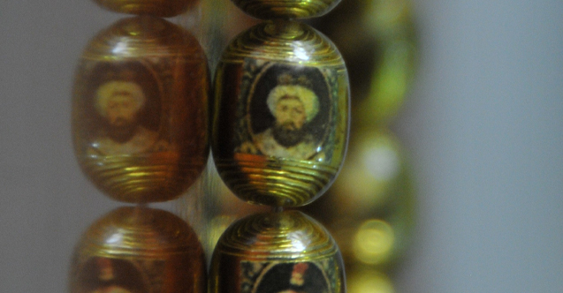 Kâğıttan tespihe Osmanlı padişahlarının fotoğraflarını işledi